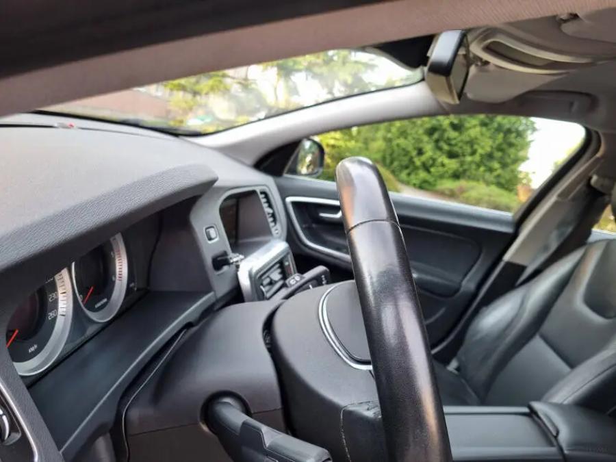 Melns Volvo V60 2012 Jēkabpils, ar dzinēja tilpumu 2.00 L un nobraukumu 239 tūkst. km par 7400 €, foto 16 vietnē AUTOMOTO.COM.LV