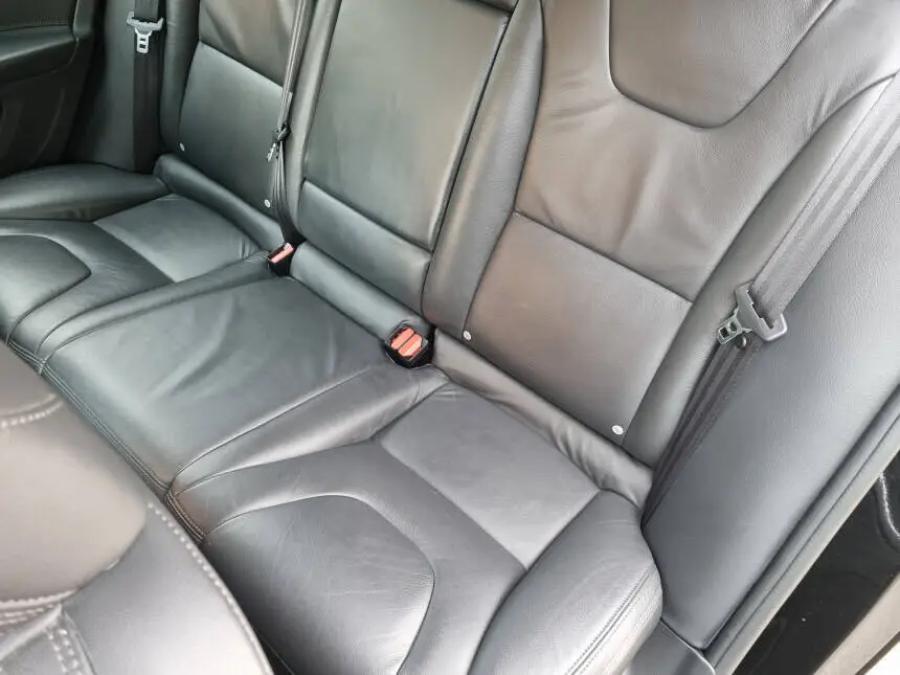 Melns Volvo V60 2012 Jēkabpils, ar dzinēja tilpumu 2.00 L un nobraukumu 239 tūkst. km par 7400 €, foto 17 vietnē AUTOMOTO.COM.LV