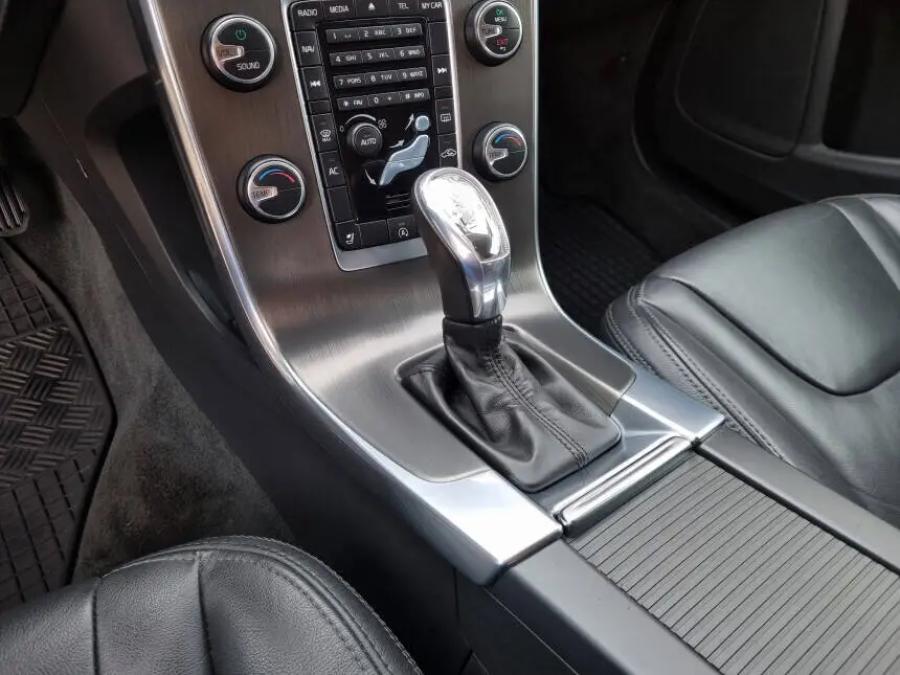 Melns Volvo V60 2012 Jēkabpils, ar dzinēja tilpumu 2.00 L un nobraukumu 239 tūkst. km par 7400 €, foto 21 vietnē AUTOMOTO.COM.LV