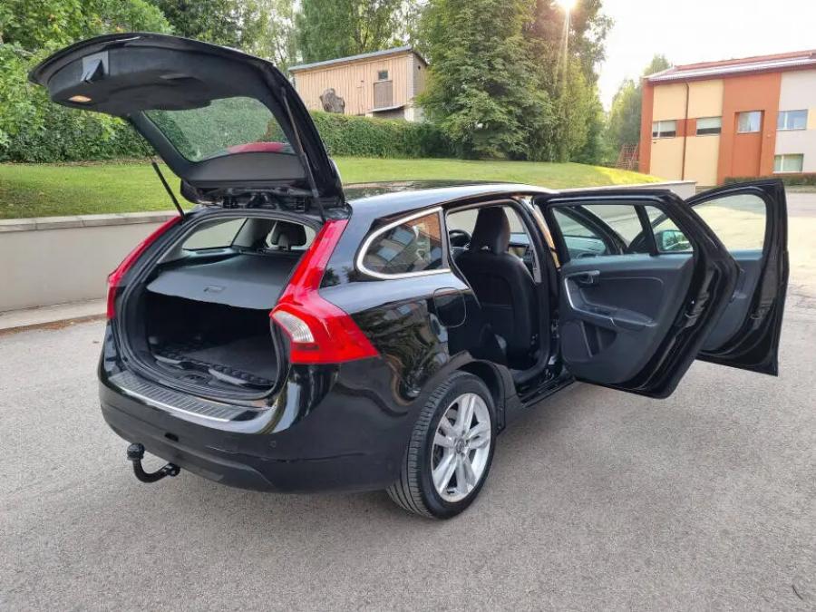 Melns Volvo V60 2012 Jēkabpils, ar dzinēja tilpumu 2.00 L un nobraukumu 239 tūkst. km par 7400 €, foto 22 vietnē AUTOMOTO.COM.LV