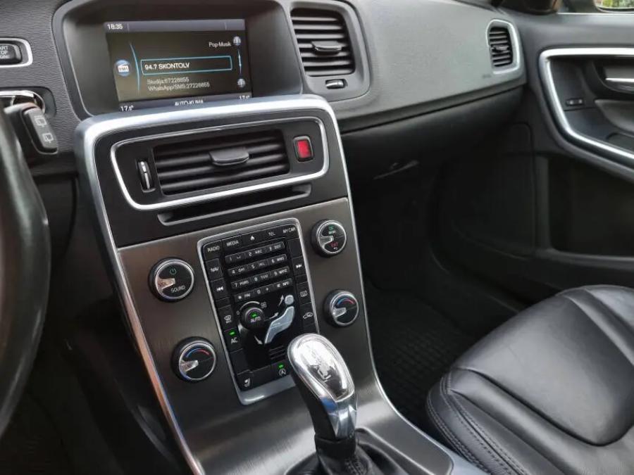 Melns Volvo V60 2012 Jēkabpils, ar dzinēja tilpumu 2.00 L un nobraukumu 239 tūkst. km par 7400 €, foto 27 vietnē AUTOMOTO.COM.LV