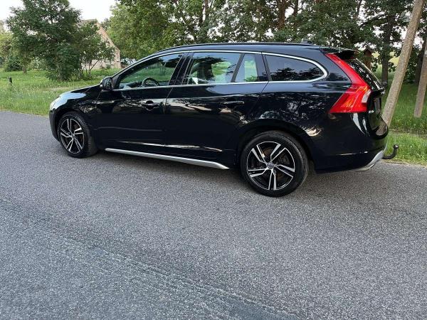 Black Volvo V60 2012 in Prienai, with an engine capacity of 1.98 L and mileage of 289 thousand km for 6350 €, photo 3 on AUTOMOTO.COM.LV