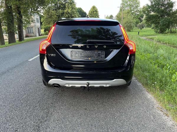 Black Volvo V60 2012 in Prienai, with an engine capacity of 1.98 L and mileage of 289 thousand km for 6350 €, photo 4 on AUTOMOTO.COM.LV