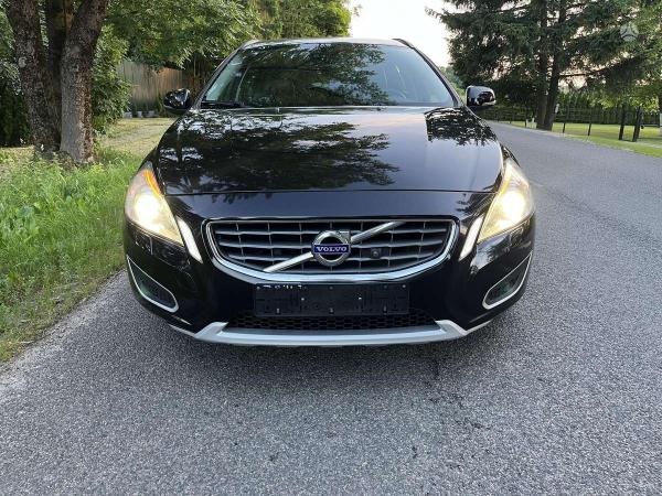 Black Volvo V60 2012 in Prienai, with an engine capacity of 1.98 L and mileage of 289 thousand km for 6350 €, photo 8 on AUTOMOTO.COM.LV