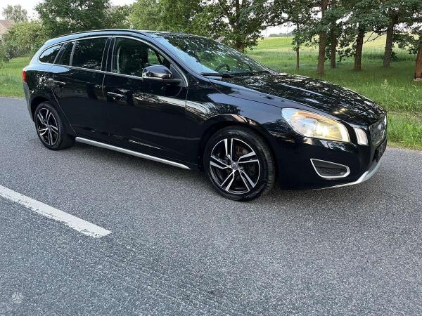Black Volvo V60 2012 in Prienai, with an engine capacity of 1.98 L and mileage of 289 thousand km for 6350 €, photo 10 on AUTOMOTO.COM.LV