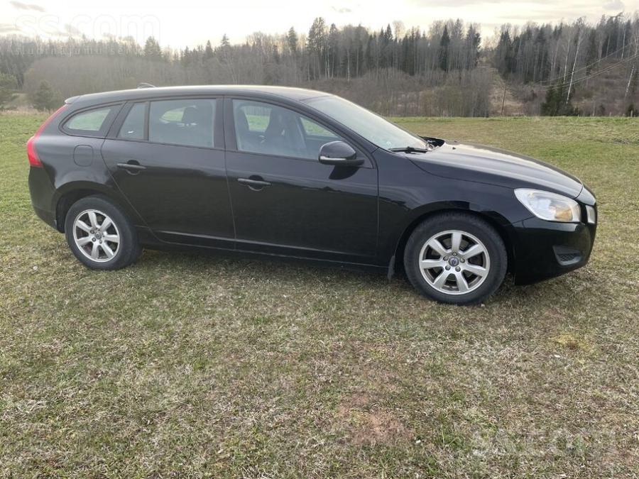Melns Volvo V60 2012 Cēsis, ar dzinēja tilpumu 1.60 L un nobraukumu 222 tūkst. km par 4300 €, foto 4 vietnē AUTOMOTO.COM.LV