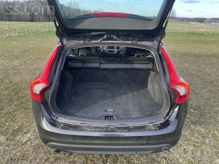 Melns Volvo V60 2012 Cēsis, ar dzinēja tilpumu 1.60 L un nobraukumu 222 tūkst. km par 4300 €, foto 9 vietnē AUTOMOTO.COM.LV