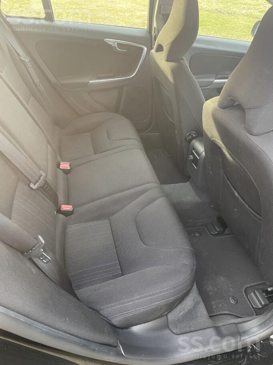 Melns Volvo V60 2012 Cēsis, ar dzinēja tilpumu 1.60 L un nobraukumu 222 tūkst. km par 4300 €, foto 10 vietnē AUTOMOTO.COM.LV