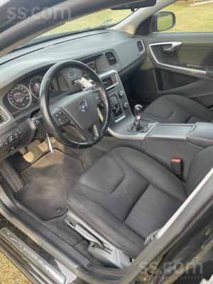 Melns Volvo V60 2012 Cēsis, ar dzinēja tilpumu 1.60 L un nobraukumu 222 tūkst. km par 4300 €, foto 12 vietnē AUTOMOTO.COM.LV