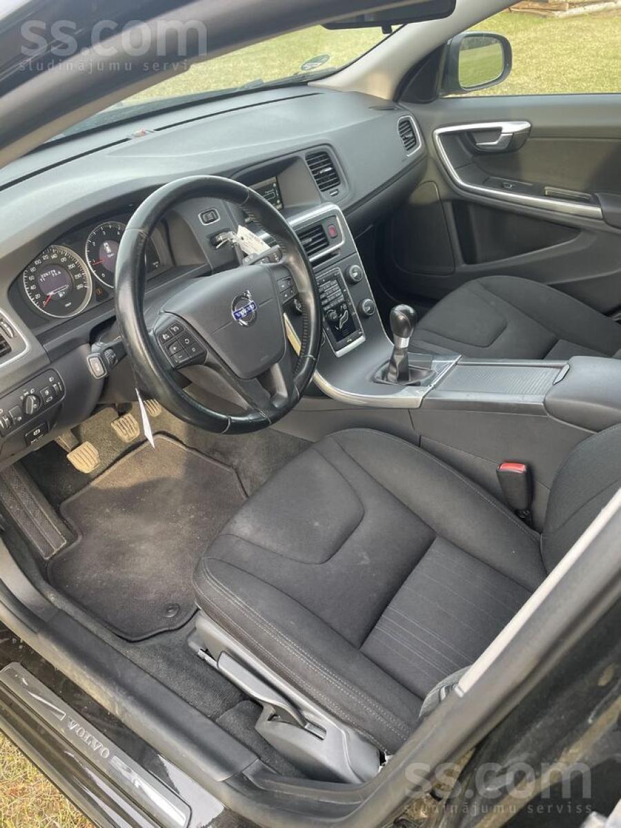 Melns Volvo V60 2012 Cēsis, ar dzinēja tilpumu 1.60 L un nobraukumu 222 tūkst. km par 4300 €, foto 12 vietnē AUTOMOTO.COM.LV