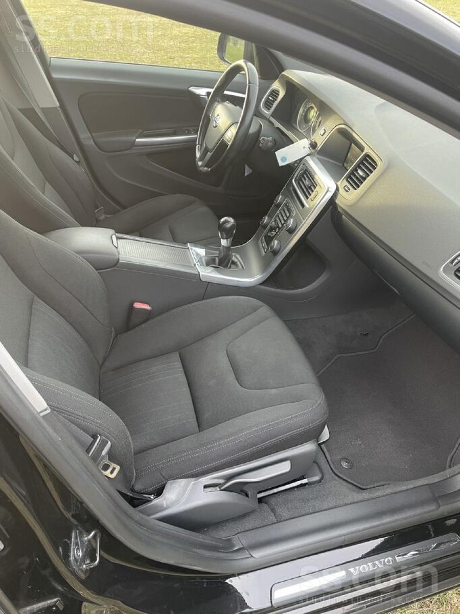 Melns Volvo V60 2012 Cēsis, ar dzinēja tilpumu 1.60 L un nobraukumu 222 tūkst. km par 4300 €, foto 14 vietnē AUTOMOTO.COM.LV