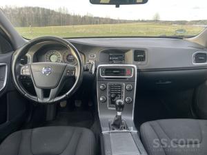 Melns Volvo V60 2012 Cēsis, ar dzinēja tilpumu 1.60 L un nobraukumu 222 tūkst. km par 4300 €, foto 15 vietnē AUTOMOTO.COM.LV