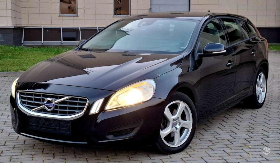 Melns Volvo V60 2012 Alīta, ar dzinēja tilpumu 1.98 L un nobraukumu 248 tūkst. km par 5250 €, foto 3 vietnē AUTOMOTO.COM.LV