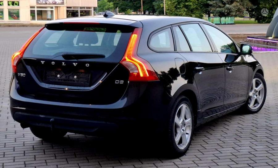 Melns Volvo V60 2012 Alīta, ar dzinēja tilpumu 1.98 L un nobraukumu 248 tūkst. km par 5250 €, foto 4 vietnē AUTOMOTO.COM.LV