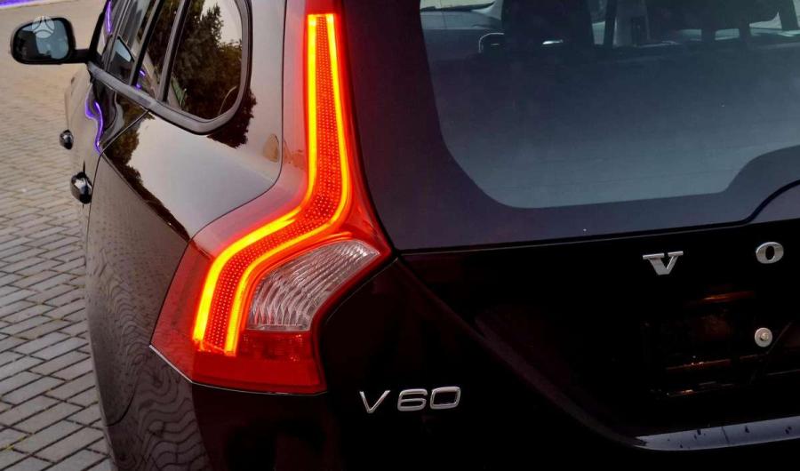 Melns Volvo V60 2012 Alīta, ar dzinēja tilpumu 1.98 L un nobraukumu 248 tūkst. km par 5250 €, foto 9 vietnē AUTOMOTO.COM.LV