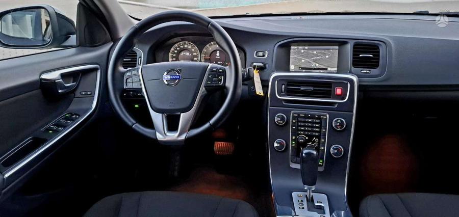 Melns Volvo V60 2012 Alīta, ar dzinēja tilpumu 1.98 L un nobraukumu 248 tūkst. km par 5250 €, foto 16 vietnē AUTOMOTO.COM.LV