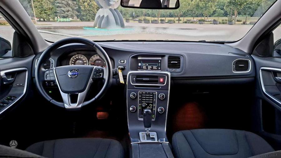 Melns Volvo V60 2012 Alīta, ar dzinēja tilpumu 1.98 L un nobraukumu 248 tūkst. km par 5250 €, foto 19 vietnē AUTOMOTO.COM.LV