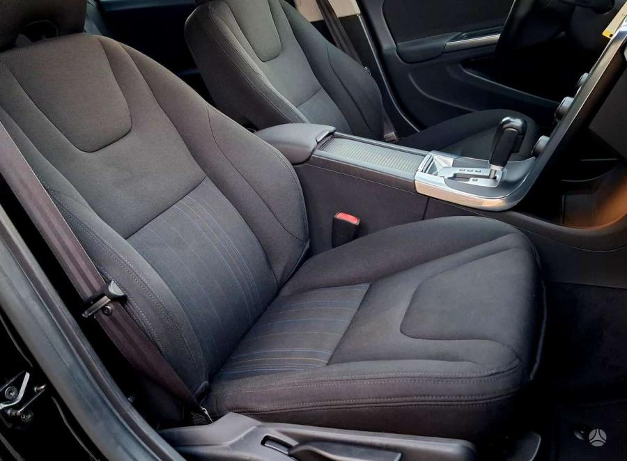 Melns Volvo V60 2012 Alīta, ar dzinēja tilpumu 1.98 L un nobraukumu 248 tūkst. km par 5250 €, foto 20 vietnē AUTOMOTO.COM.LV