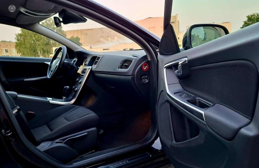 Melns Volvo V60 2012 Alīta, ar dzinēja tilpumu 1.98 L un nobraukumu 248 tūkst. km par 5250 €, foto 21 vietnē AUTOMOTO.COM.LV
