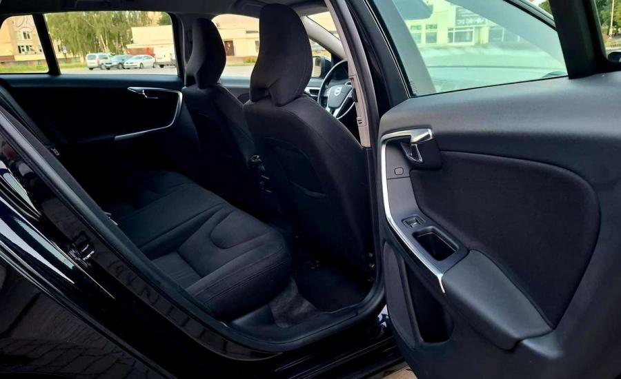 Melns Volvo V60 2012 Alīta, ar dzinēja tilpumu 1.98 L un nobraukumu 248 tūkst. km par 5250 €, foto 22 vietnē AUTOMOTO.COM.LV