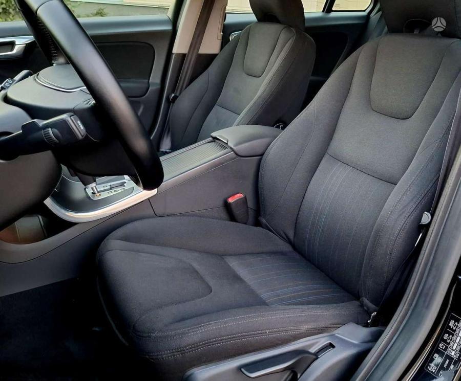 Melns Volvo V60 2012 Alīta, ar dzinēja tilpumu 1.98 L un nobraukumu 248 tūkst. km par 5250 €, foto 24 vietnē AUTOMOTO.COM.LV