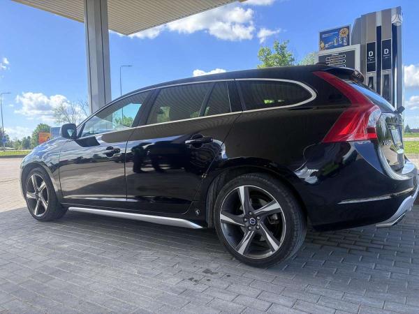 Melns Volvo V60 2012 Panevēža, ar dzinēja tilpumu 1.98 L un nobraukumu 354 tūkst. km par 4800 €, foto 4 vietnē AUTOMOTO.COM.LV