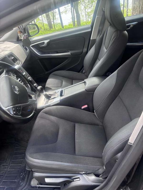 Melns Volvo V60 2012 Panevēža, ar dzinēja tilpumu 1.98 L un nobraukumu 354 tūkst. km par 4800 €, foto 10 vietnē AUTOMOTO.COM.LV