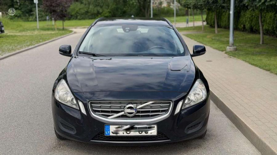 Black Volvo V60 2012 in Vilnius, with an engine capacity of 1.56 L and mileage of 344 thousand km for 3950 €, photo 3 on AUTOMOTO.COM.LV