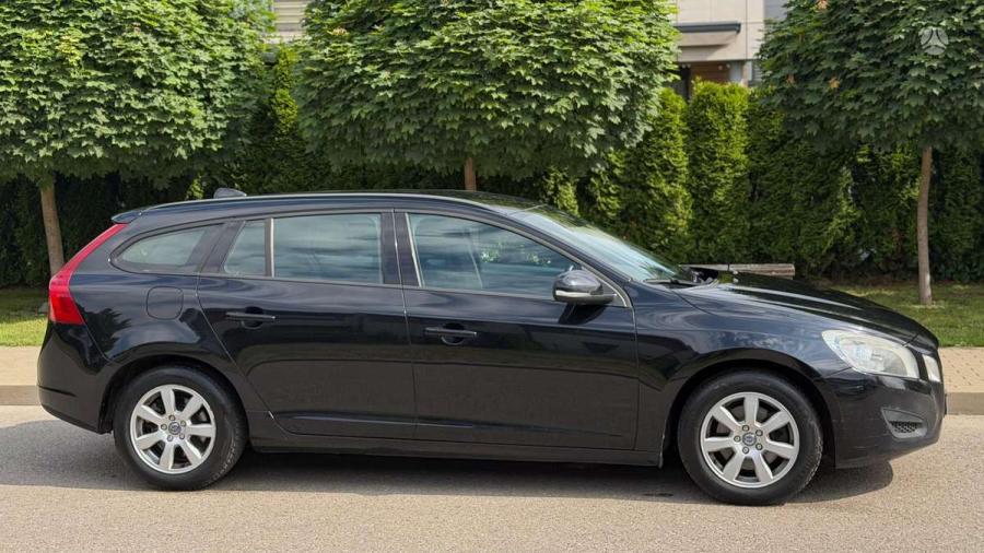 Black Volvo V60 2012 in Vilnius, with an engine capacity of 1.56 L and mileage of 344 thousand km for 3950 €, photo 5 on AUTOMOTO.COM.LV