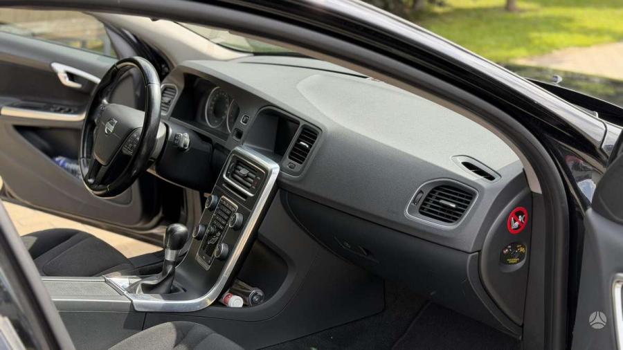 Black Volvo V60 2012 in Vilnius, with an engine capacity of 1.56 L and mileage of 344 thousand km for 3950 €, photo 11 on AUTOMOTO.COM.LV