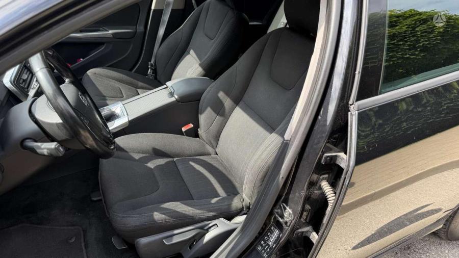 Black Volvo V60 2012 in Vilnius, with an engine capacity of 1.56 L and mileage of 344 thousand km for 3950 €, photo 12 on AUTOMOTO.COM.LV