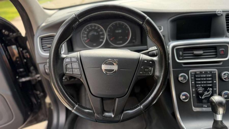 Black Volvo V60 2012 in Vilnius, with an engine capacity of 1.56 L and mileage of 344 thousand km for 3950 €, photo 16 on AUTOMOTO.COM.LV
