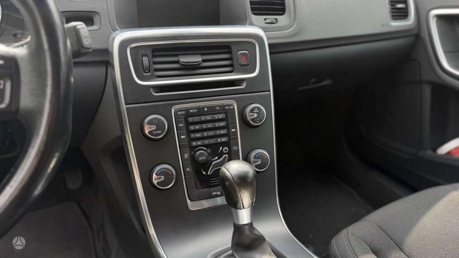 Black Volvo V60 2012 in Vilnius, with an engine capacity of 1.56 L and mileage of 344 thousand km for 3950 €, photo 17 on AUTOMOTO.COM.LV