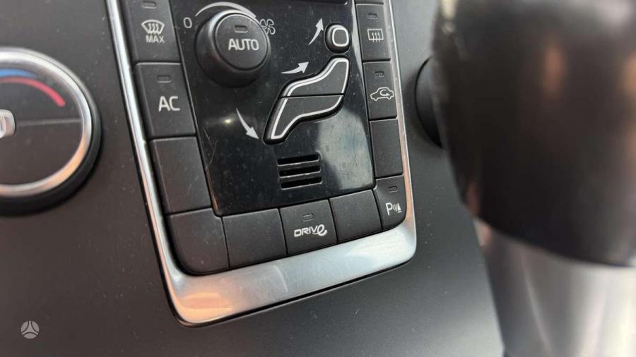 Black Volvo V60 2012 in Vilnius, with an engine capacity of 1.56 L and mileage of 344 thousand km for 3950 €, photo 18 on AUTOMOTO.COM.LV