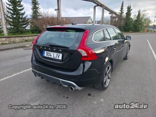 Black Volvo V60 2012 in Paide, with an engine capacity of 2.00 L and mileage of 295 thousand km for 6890 €, photo 4 on AUTOMOTO.COM.LV