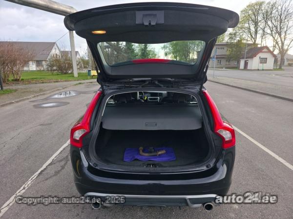 Black Volvo V60 2012 in Paide, with an engine capacity of 2.00 L and mileage of 295 thousand km for 6890 €, photo 7 on AUTOMOTO.COM.LV