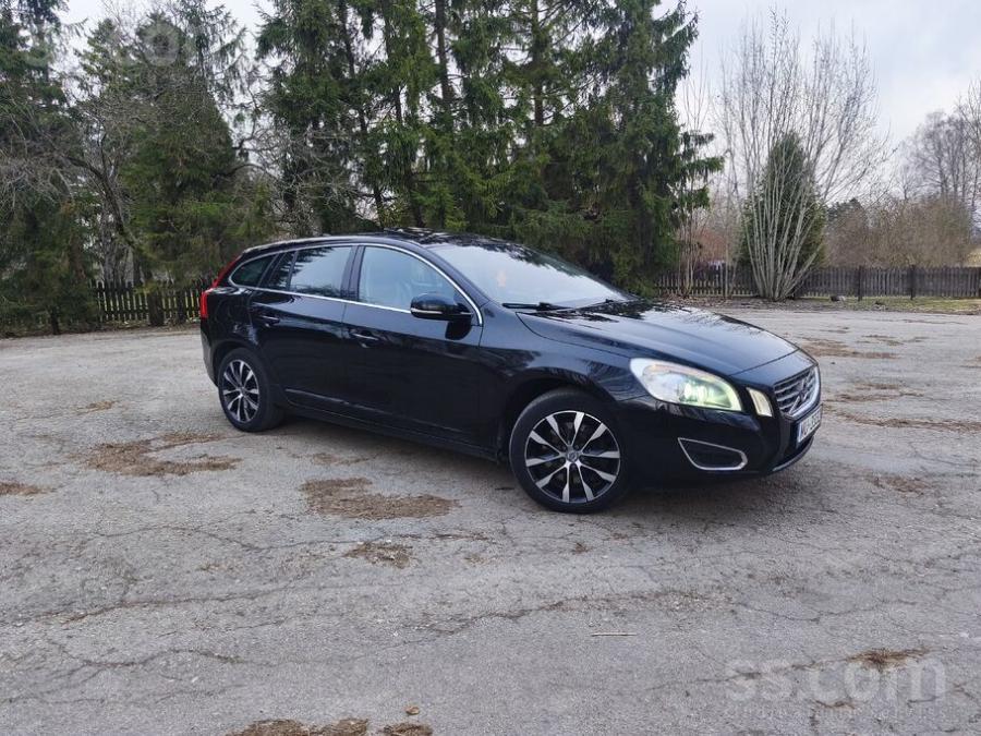 Black Volvo V60 2012 in Jekabpils, with an engine capacity of 2.40 L and mileage of 245 thousand km for 8300 €, photo 3 on AUTOMOTO.COM.LV