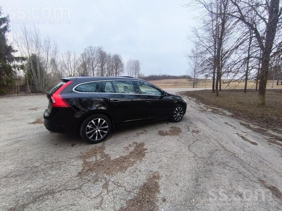 Black Volvo V60 2012 in Jekabpils, with an engine capacity of 2.40 L and mileage of 245 thousand km for 8300 €, photo 4 on AUTOMOTO.COM.LV