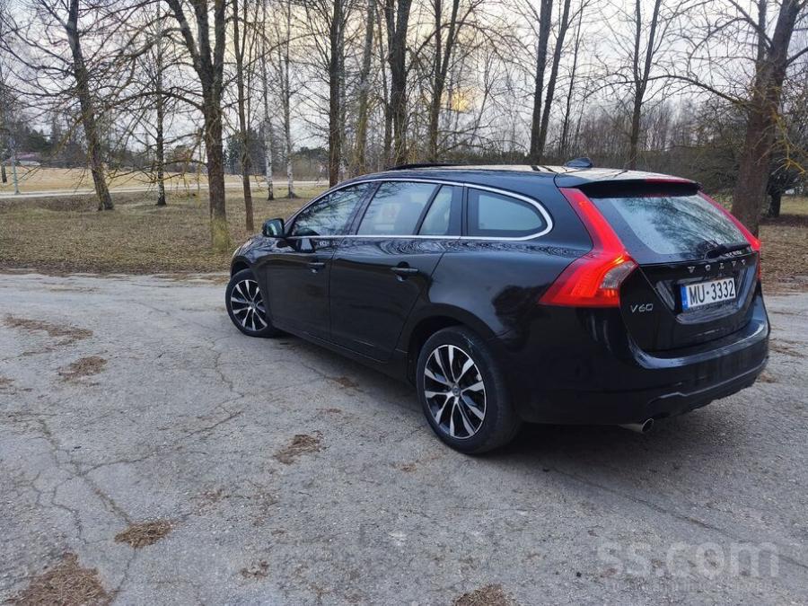 Black Volvo V60 2012 in Jekabpils, with an engine capacity of 2.40 L and mileage of 245 thousand km for 8300 €, photo 5 on AUTOMOTO.COM.LV