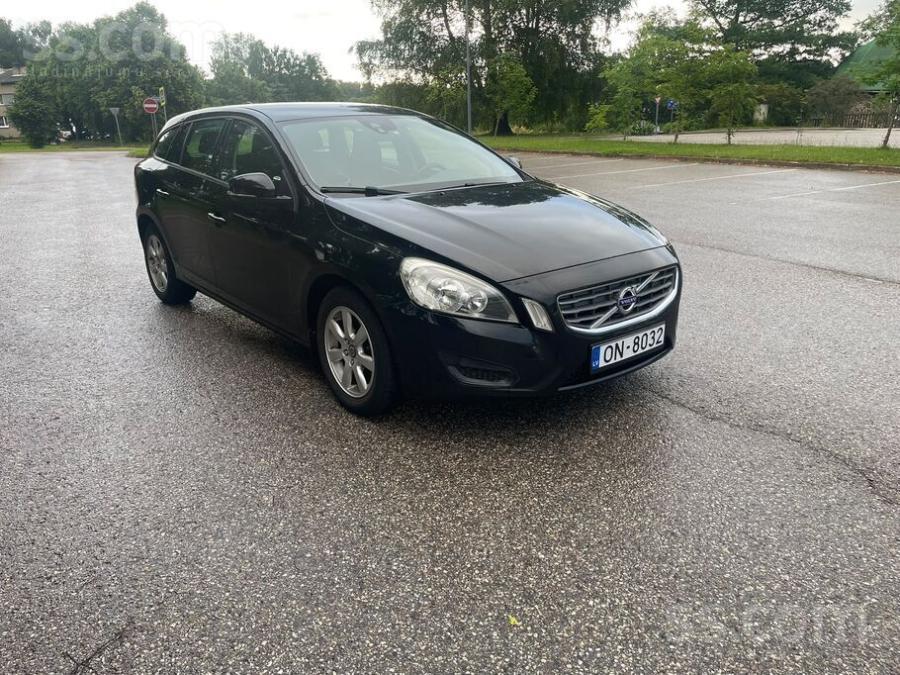 Black Volvo V60 2012 in Cesis, with an engine capacity of 1.60 L and mileage of 227 thousand km for 4600 €, photo 1 on AUTOMOTO.COM.LV
