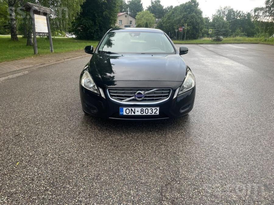 Black Volvo V60 2012 in Cesis, with an engine capacity of 1.60 L and mileage of 227 thousand km for 4600 €, photo 4 on AUTOMOTO.COM.LV
