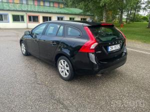 Black Volvo V60 2012 in Cesis, with an engine capacity of 1.60 L and mileage of 227 thousand km for 4600 €, photo 6 on AUTOMOTO.COM.LV