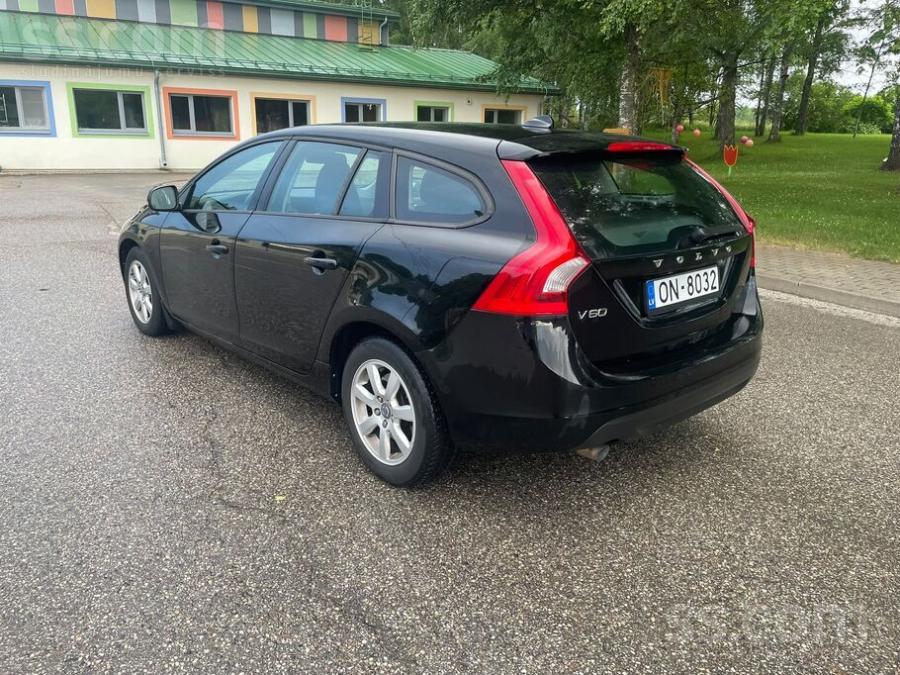 Black Volvo V60 2012 in Cesis, with an engine capacity of 1.60 L and mileage of 227 thousand km for 4600 €, photo 6 on AUTOMOTO.COM.LV
