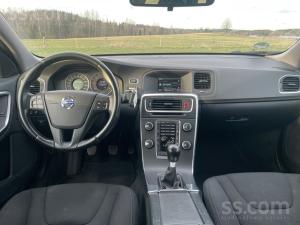Black Volvo V60 2012 in Cesis, with an engine capacity of 1.60 L and mileage of 227 thousand km for 4600 €, photo 8 on AUTOMOTO.COM.LV
