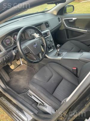 Black Volvo V60 2012 in Cesis, with an engine capacity of 1.60 L and mileage of 227 thousand km for 4600 €, photo 13 on AUTOMOTO.COM.LV