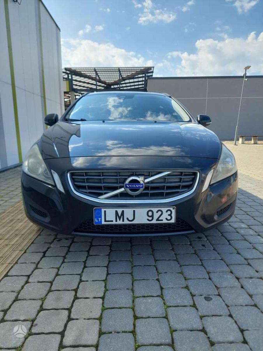 Melns Volvo V60 2012 Jurbarkas, ar dzinēja tilpumu 1.56 L un nobraukumu 371 tūkst. km par 4200 €, foto 1 vietnē AUTOMOTO.COM.LV