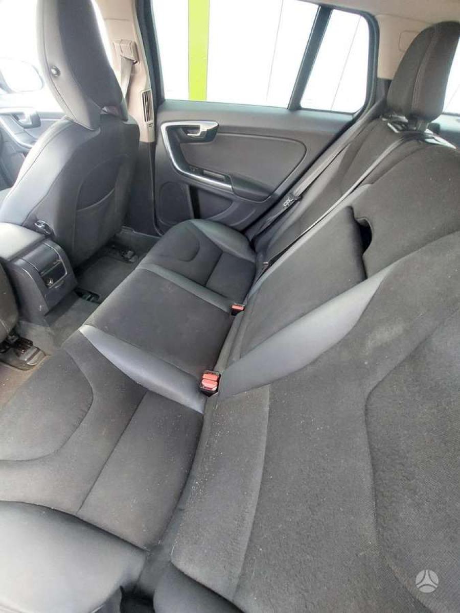 Melns Volvo V60 2012 Jurbarkas, ar dzinēja tilpumu 1.56 L un nobraukumu 371 tūkst. km par 4200 €, foto 8 vietnē AUTOMOTO.COM.LV