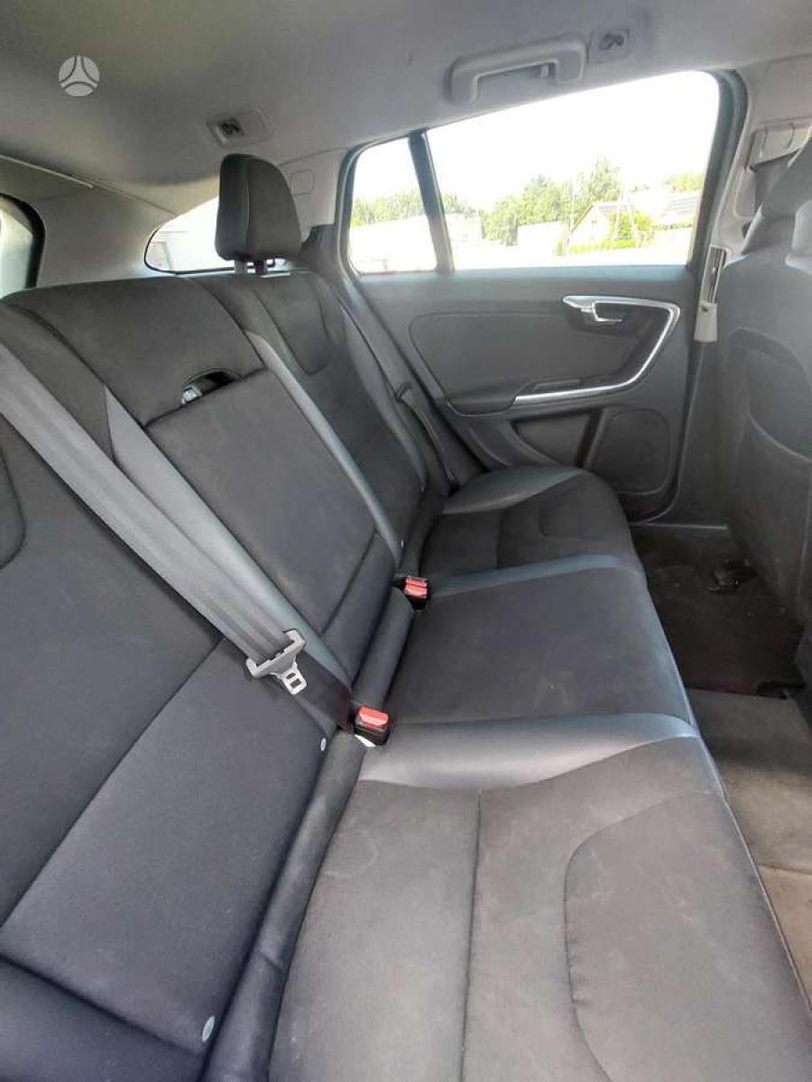 Melns Volvo V60 2012 Jurbarkas, ar dzinēja tilpumu 1.56 L un nobraukumu 371 tūkst. km par 4200 €, foto 9 vietnē AUTOMOTO.COM.LV