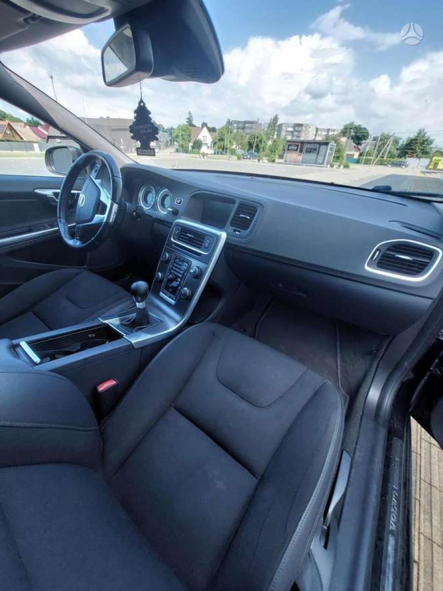 Melns Volvo V60 2012 Jurbarkas, ar dzinēja tilpumu 1.56 L un nobraukumu 371 tūkst. km par 4200 €, foto 10 vietnē AUTOMOTO.COM.LV