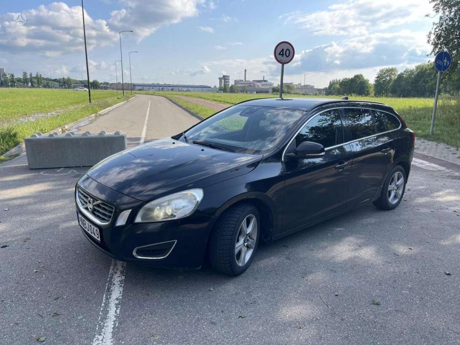 Melns Volvo V60 2012 Kauņa, ar dzinēja tilpumu 1.98 L un nobraukumu 367 tūkst. km par 4250 €, foto 1 vietnē AUTOMOTO.COM.LV